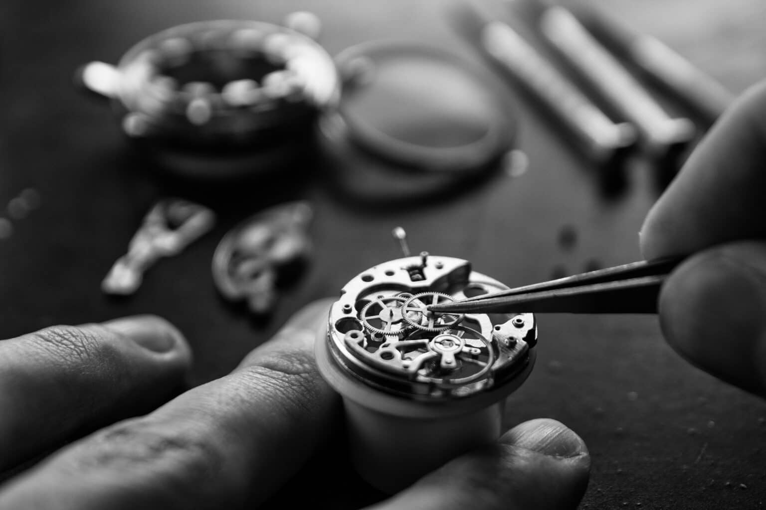 Les métiers de l'horlogerie : formations et salaires - AuFutur